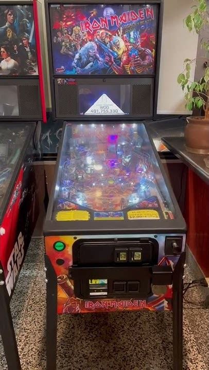 장식품처럼 놓여있는 핀볼 게임기 Youtube