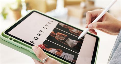 손 정제 및 펜과 패션 디자이너 화면 또는 온라인 상점을위한 계획 컬렉션 사람 Ux 및 원격 작업에서 의류 스타일러스 또는 판매에 대한 앱과 가정의 전자 상거래 사이트에