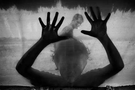 10 Examples Of Powerful Visual Storytelling In Photos · Urth Magazine