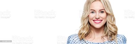 아름 다운 젊은 금발 웃는 여자 깨끗 한 피부 자연 스러운 메이크업과 완벽 한 하얀 치아를 흰색 배경 위에 절연 배너 복사 공간 이빨에 대한 스톡 사진 및 기타 이미지