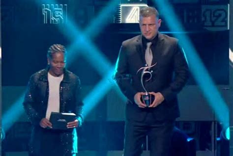 اهدای جایزه خاص توسط علی دایی در مراسم فیفا