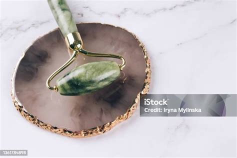 흰색 대리석 테이블 배경에 비취 얼굴 롤러와 구아 샤 도구의 가까이보기 천연 돌로 만든 리프팅 마사지 요법을 위한 페이셜 마사지 키트 퍼스널 스킨 케어 안티 에이징 도구 0