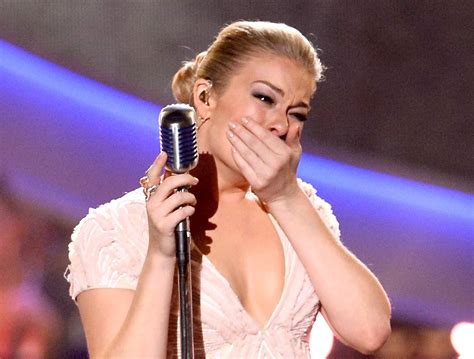 Leann Rimes Runs Off Stage After Teeth Fall Out Mid Concert