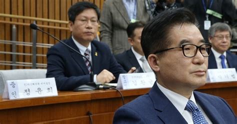 불출석한 정윤회 자리 앞의 조한규 전 사장