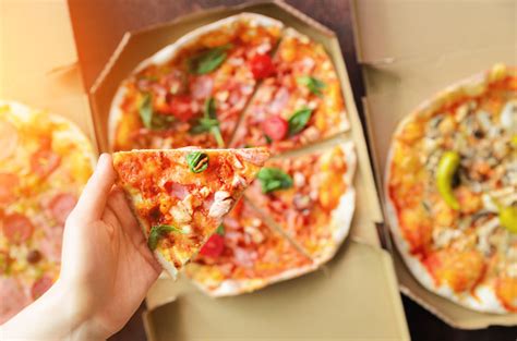 여성 손 받는 쪼 갠 다 신선한 피자 배달 상자에서 상위 뷰 어두운 배경입니다 정크 식품입니다 햇빛 밝은 아침 파스텔 컬러 톤 0명에 대한 스톡 사진 및 기타 이미지