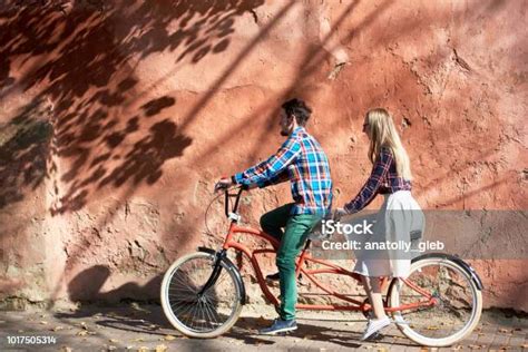 관광 몇 수염된 남자와 붉은 지직거리 벽의 배경에 탠덤 자전거에 금발 여자 2명에 대한 스톡 사진 및 기타 이미지 2명 건물 외관 관광 Istock