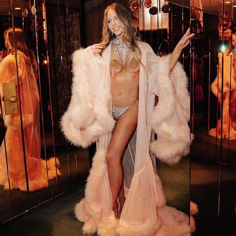 Hire Our Burlesque Performer Uk Scarlett Entertainment