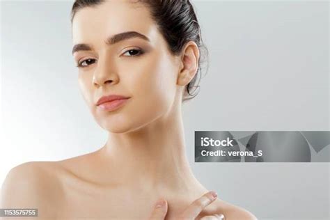 여성의 건강 한 피부와 자연이 아름 다운 초상화 메이크업 아름다움 여성 여자 모델 스킨 케어 컨셉 건강관리와 의술에 대한 스톡 사진 및 기타 이미지 Istock