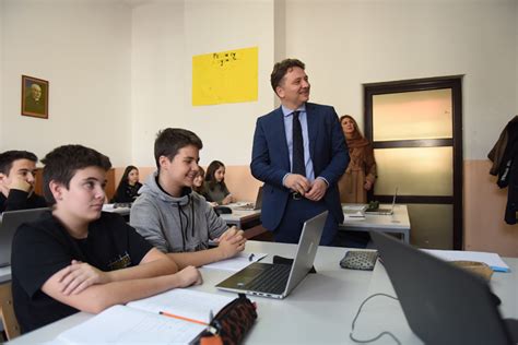 Канцеларија за ИТ и еУправу донацијом рачунара Гимназији „Свети Сава“ започиње пројекат