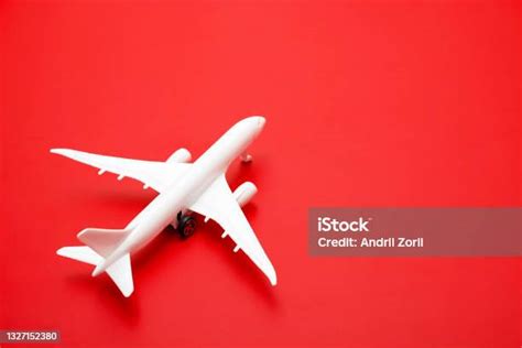 빨간 배경에 여객기의 흰색 모델 여행 개념 비행기로 여행 0명에 대한 스톡 사진 및 기타 이미지 0명 개념 개념과 주제 Istock