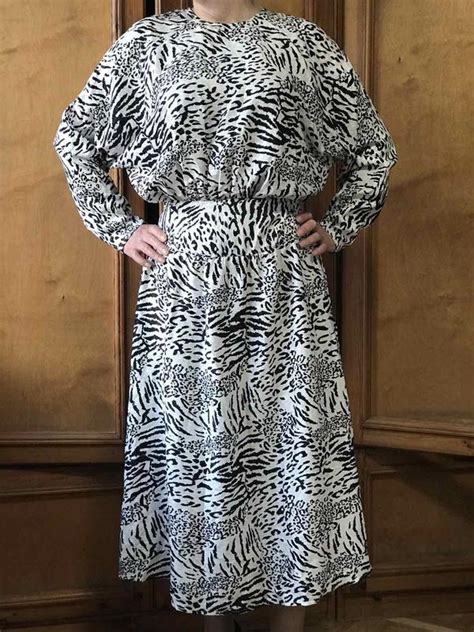 Яскрава шовкова сукня — ціна 490 грн у каталозі Сукні міді Купити жіночі речі за доступною ціною