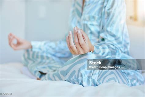 명상 연꽃 손과 여자와 선 요가 건강 및 평화 연습과 에너지 균형 영적 전체 론적 치유 및 차크라 마음 챙김 요가와 함께 명상과 사고 방식 20 24세에 대한 스톡 사진 및