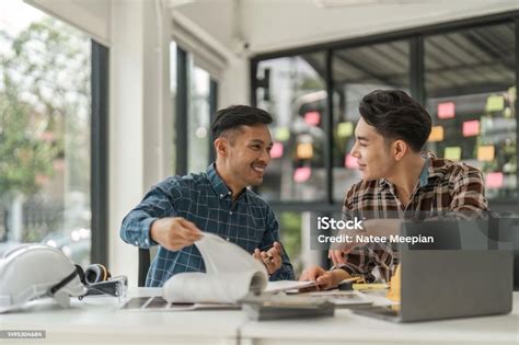 엔지니어 팀 회의 작업장 기술 구조 개념에서 건축 프로젝트 및 엔지니어링 도구에 대한 청사진 시공 도면 및 계산 사용 2명에