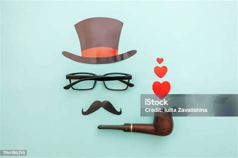 행복 한 아버지의 날 개념입니다 파스텔 파란색 배경에 고립 된 파이프 안경 붉은 마음으로 모자 콧수염의 기호입니다 남자 실루엣 기호 개념에 대한 스톡 사진 및 기타 이미지