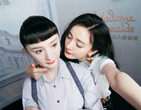 蜡像发型神级还原，大幂幂被网友调侃像大头儿子，你怎么看？百科ta说