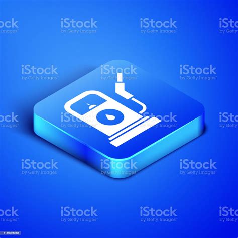 파란색 배경에 격리 된 등각 투영 가솔린 또는 주유소 아이콘 자동차 연료 기호입니다 가솔린 펌프 파란색 사각형 버튼입니다 벡터