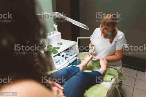 페디큐어 기계를 사용 하 여 초과 피부를 제거 하는 미용사 2명에 대한 스톡 사진 및 기타 이미지 2명 Hd 포맷 가꿔주기 Istock
