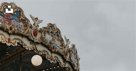 흐린 날에 회전목마의 클로즈업 사진 Unsplash의 무료 최소 이미지