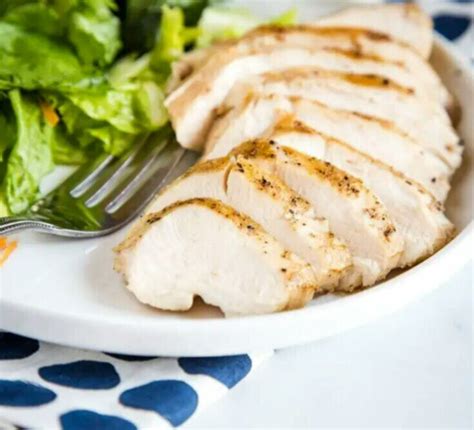 Вот так варят сочное нежное куриное филе хитрый метод Ни грамма сока в воде не останется