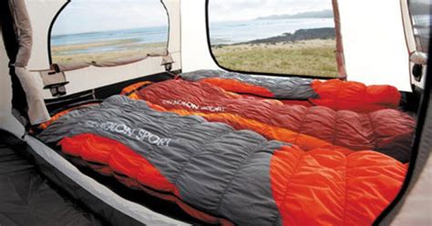 걸어라 봄길 캠핑 즐거움 더해주는 아이템높고 널찍한 텐트와 접이식 테이블은 필수