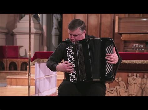 Alexandr Hrustevich Interpreta Invierno De Antonio Vivaldi Con Un Acordeón