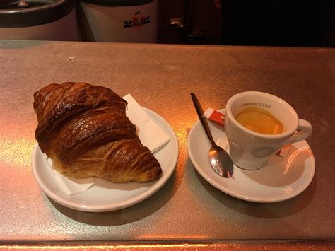 파리 까페의 아침식사