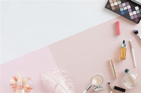 평평 하다 고 오피스 테이블 책상 프레임의 위에서 보기 휴대 전화 노트북 화장품 흰색과 핑크 파스텔 배경에 꽃 여성 작업 영역 분홍에 대한 스톡 사진 및 기타 이미지