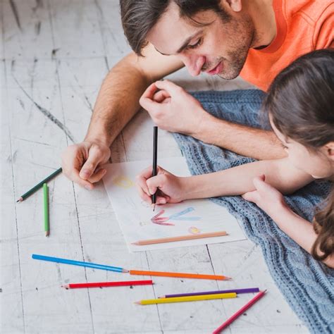 Père Peinture Avec Sa Fille Le Jour Des Pères Photo Premium