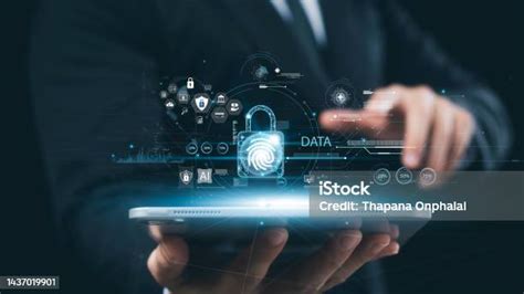 사이버 보안 개념 글로벌 네트워크 보안 기술 비즈니스 사람들은 개인 정보를 보호합니다 가상 인터페이스에서 자물쇠 아이콘을 사용한