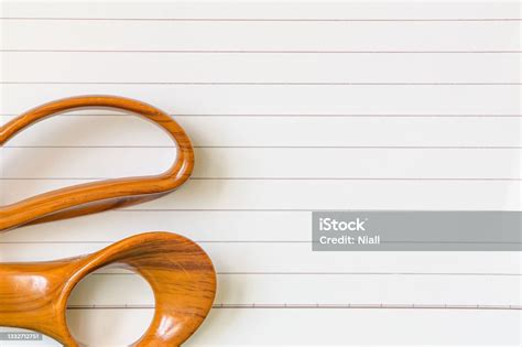 펜 연필 메모장 노트북 스테이플러 스테이플러 클리퍼 종이 클립 홀더 클립 보드 테이블 위에 배치 여러 모듬 컬렉션 사무실 문구 사진 0명에 대한 스톡 사진 및 기타 이미지