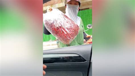 男子驱车3公里追着送还前车掉落辣椒凤凰网视频凤凰网
