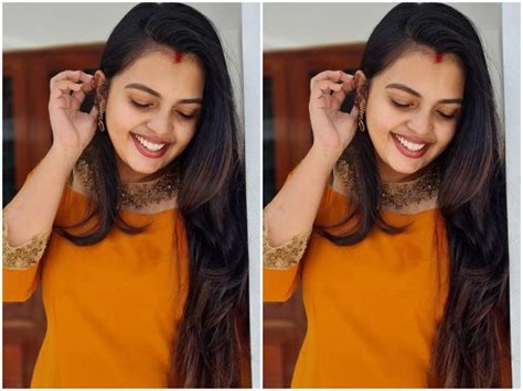 ഗ്ലാമറസ് പോസുമായി മൃദുല വിജയ് Screenima