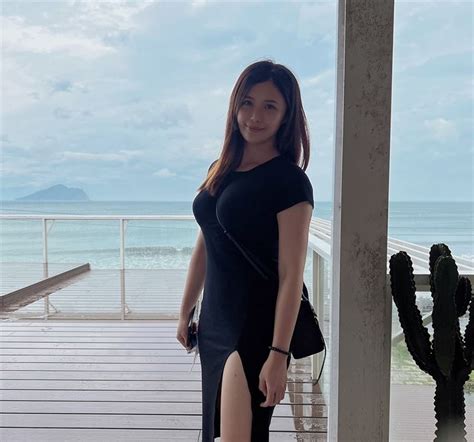 美女主播婚禮洩春光！「上圍撐爆深v戰袍」 網噴鼻血：只能讚嘆 娛樂星聞