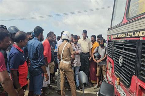 யாழில் விபத்து இ போ ச மற்றும் தனியார் பேருந்து போட்டியில் விபரீதம் ஜே வி பி நியூஸ்