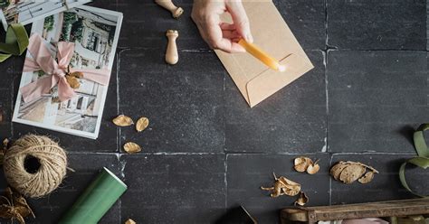 종이 위에 연필을 들고 있는 사람의 손 사진 Unsplash의 휴일 이미지