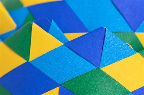 배경 추상 기하학적 디자인 삼각형 생생한 색상 파란색 노란색과 녹색 직조 요소 벽지 그래픽 패턴 현대 패션 스타일 웹 사이트 배너 포스터 최소한의 창조적 인 데스크탑 배경