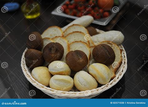 Cesta Con Pan Rollos De Pan Del Trigo Y De Centeno Tostada Foto De
