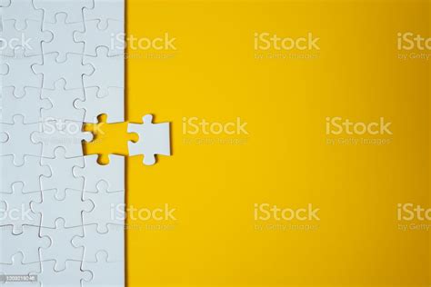 노란색 배경에 흰색 직소 퍼즐 팀 비즈니스 성공 파트너십 또는 팀워크 개념에 대한 스톡 사진 및 기타 이미지 개념 비즈니스 동업 Istock