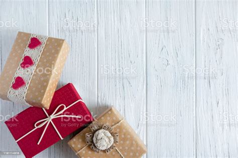 세 가지 선물은 복사 공간을위한 장소와 밝은 나무 배경에 닫습니다 선물 상자가 있는 텍스트프레임입니다 판매 배너 할인 할인에 대한 배경 크리스마스 장식품에 대한 스톡 사진