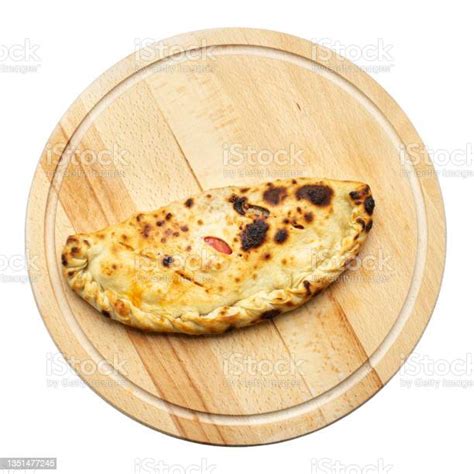 흰색 배경에 고립 된 나무 접시에 전통적인 폐쇄 이탈리아 피자 칼존 파일에클리핑 경로가 포함되어 있습니다 갑각류에 대한 스톡 사진 및 기타 이미지 Istock