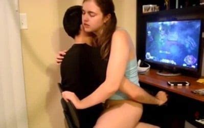 Caiu Na Net Video Amador De Tarado Comendo Namorada Ninfeta E Gostosa Enquanto Joga Na Net