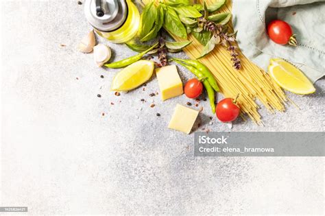 이탈리아 음식 배경 전통적인 이탈리아 파스타 요리 돌 탁상에있는 재료 위에서보기 공간을 복사합니다 0명에 대한 스톡 사진 및 기타 이미지 Istock