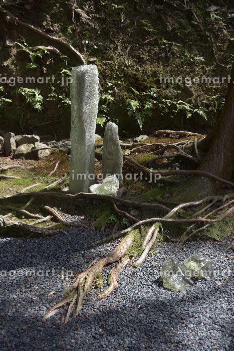 法然院 参道の水晶石 京都市左京区鹿ヶ谷の写真素材 239242488 イメージマート