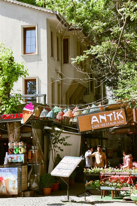 거리 카페 건축 건축적 향수 관광 명소 기념품 기념품 가게 기이 한 낮 녹색 의자 도시의 독특한 선물 뒷골목 러스틱 매달려 장식 매력적인 매력적인