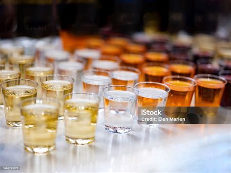 잔에 담긴 강한 알코올 음료 독주 증류주 및 증류 액의 구색 보드카 코냑 위스키 및 기타 하드 라이트 복사 공간 알코올 개념입니다 다양에 대한 스톡 사진 및 기타 이미지