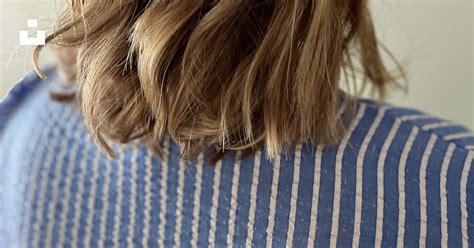 물결 모양의 머리를 가진 사람의 클로즈업 사진 Unsplash의 무료 여자 이미지