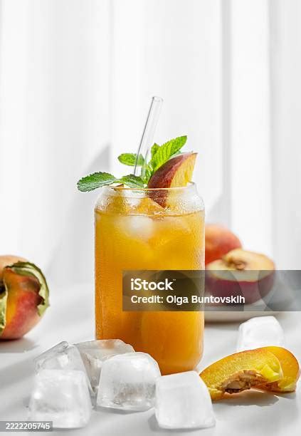 신선한 과일과 함께 창가의 하얀 테이블에 놓인 유리잔에 민트를 곁들인 복숭아 레모네이드 또는 차 0명에 대한 스톡 사진 및 기타 이미지 Istock