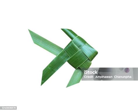 흰색 배경에 고립 된 녹색 코코넛 잎 패턴을 직조한 물고기 장난감 공예품 클리핑 경로 고리 세공에 대한 스톡 사진 및 기타