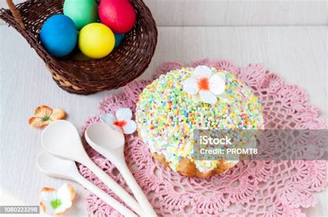 분홍색 냅킨 나무 숟가락과 색 계란 바구니에는 테이블에 부활절 케이크 0명에 대한 스톡 사진 및 기타 이미지 0명 개념 계절 Istock
