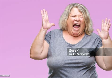 수석 플러스 격리 된 배경 미친 동안 크기 백인 여자 미친 소리 고 적극적인 식와 팔 발생 함 좌절 개념입니다 한 명의 여자만에 대한 스톡 사진 및 기타 이미지 Istock